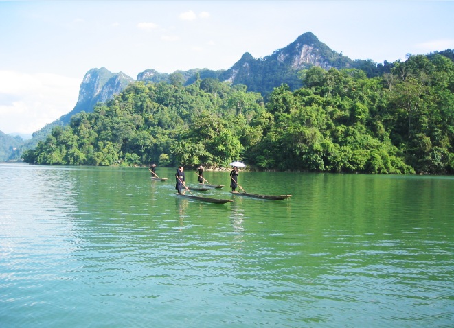 balade sur le lac de ba be - Horizon Vietnam Travel